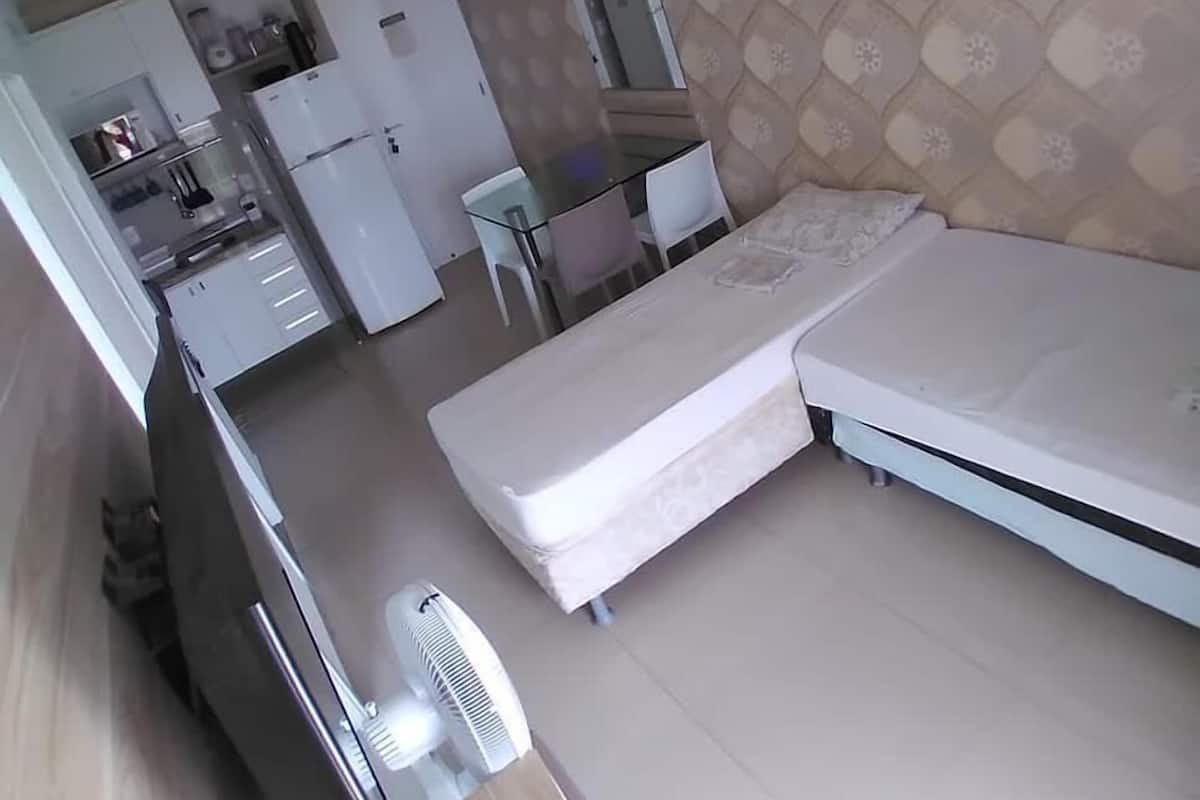 Apartamento Tradicional, 1 quarto, Vista para a cidade, junto ao pátio | Sala de estar | TV de ecrã plano