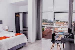 Quarto Individual Executivo, não fumadores, Vista para a cidade | Lençóis de algodão egípcio, roupa de alta qualidade, edredões de penas