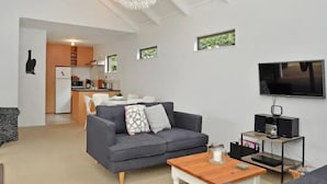 Casa, 2 camas Queen | Área de estar | TV de tela plana