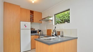 Casa, 2 camas Queen | Cozinha privada | Cafeteira/chaleira, geladeira grande, fogão, cooktop