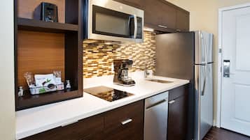 Geladeira, micro-ondas, cooktop, lava-louças