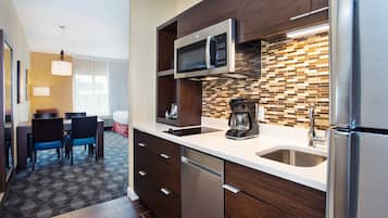 Geladeira, micro-ondas, cooktop, lava-louças
