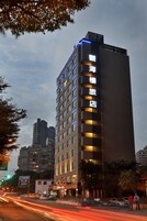 Fachada do alojamento (tarde/noite)