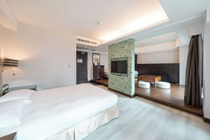 Quarto Quádruplo Deluxe | Minibar, cofre no quarto, secretária, cortinas/cortinados opacos 