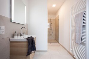 Apartamento Standard, 1 quarto (Nr. 2) | Casa de banho | Um polibã, um chuveiro fixo, artigos de higiene pessoal grátis