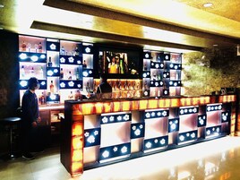 Este bar no terraço do hotel 