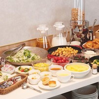 Uma mesa de buffet com diversos alimentos e bebidas.