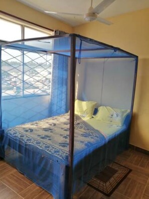 Quarto solteiro | Escrivaninha, Wi-Fi de cortesia, roupa de cama