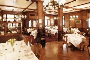 2 restaurantes, jantar, culinária mediterrânea