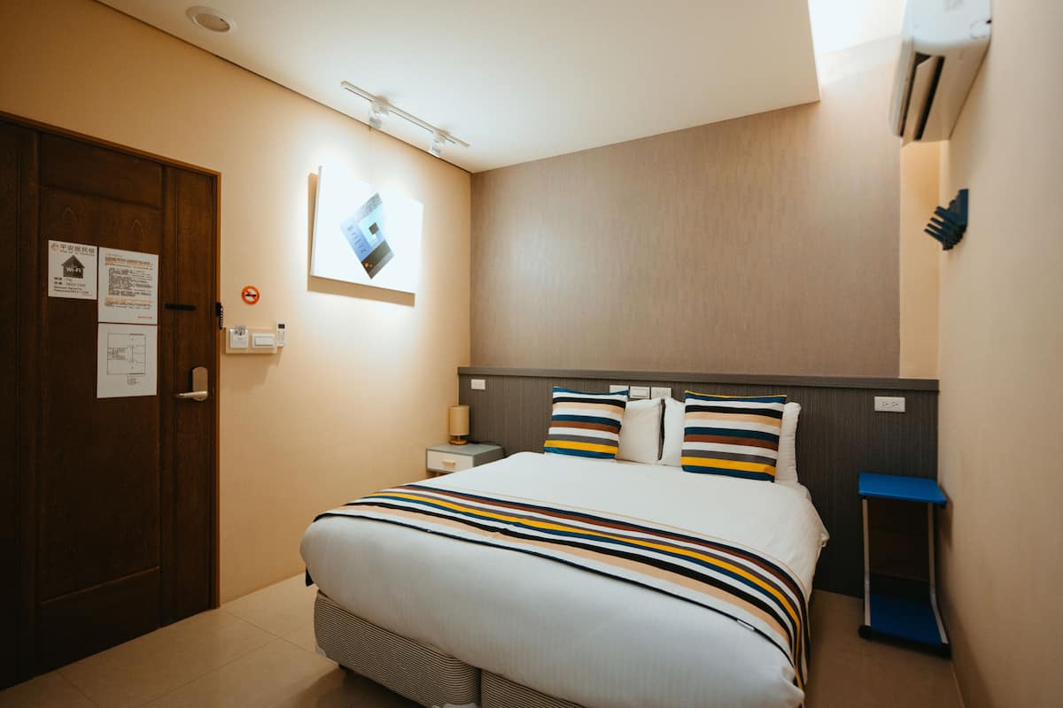 Quarto casal (202) | Escrivaninha, cortinas blackout, Wi-Fi de cortesia, roupa de cama