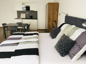 Um frigorífico, um micro-ondas, uma placa de cozinha 