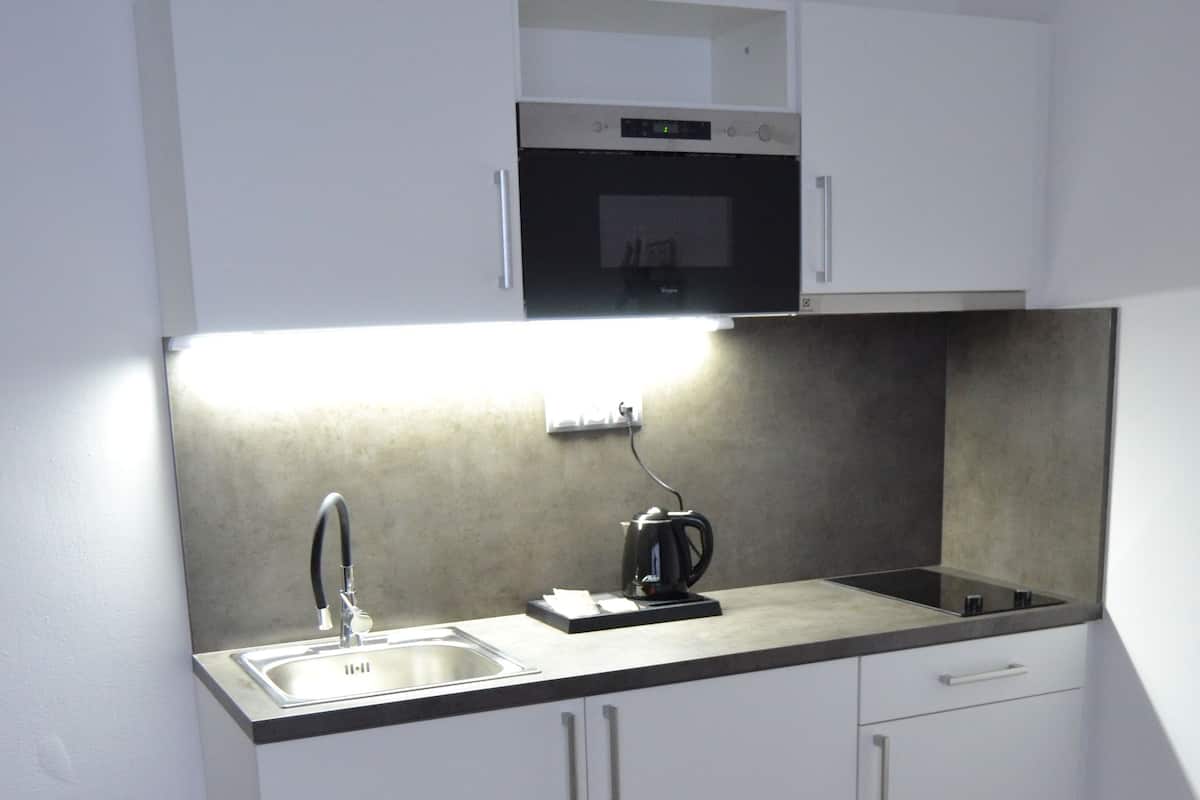 Geladeira, micro-ondas, cooktop, cafeteira/chaleira