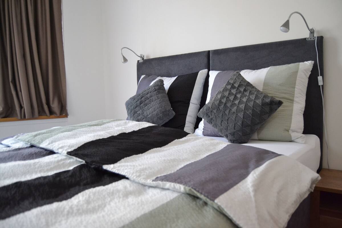 1 quarto, camas Select Comfort, cofres nos quartos, cortinas blackout