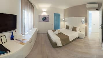 Quarto Duplo Deluxe (Andromeda) | Cofre no quarto, secretária
