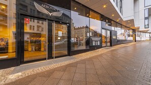 Um edifício moderno com fachada identificada com a inscrição