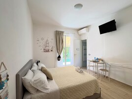 Quarto Duplo | Cofre no quarto, secretária, Wi-fi grátis, roupa de cama fornecida 