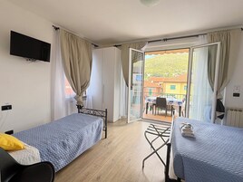 Quarto Triplo, varanda | Cofre no quarto, secretária, Wi-fi grátis, roupa de cama fornecida 