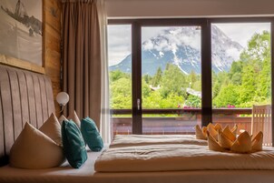 Quarto Duplo Panorâmico, varanda, vista para a montanha | Cofre no quarto, cortinas/cortinados opacos, ferro/tábua de engomar 