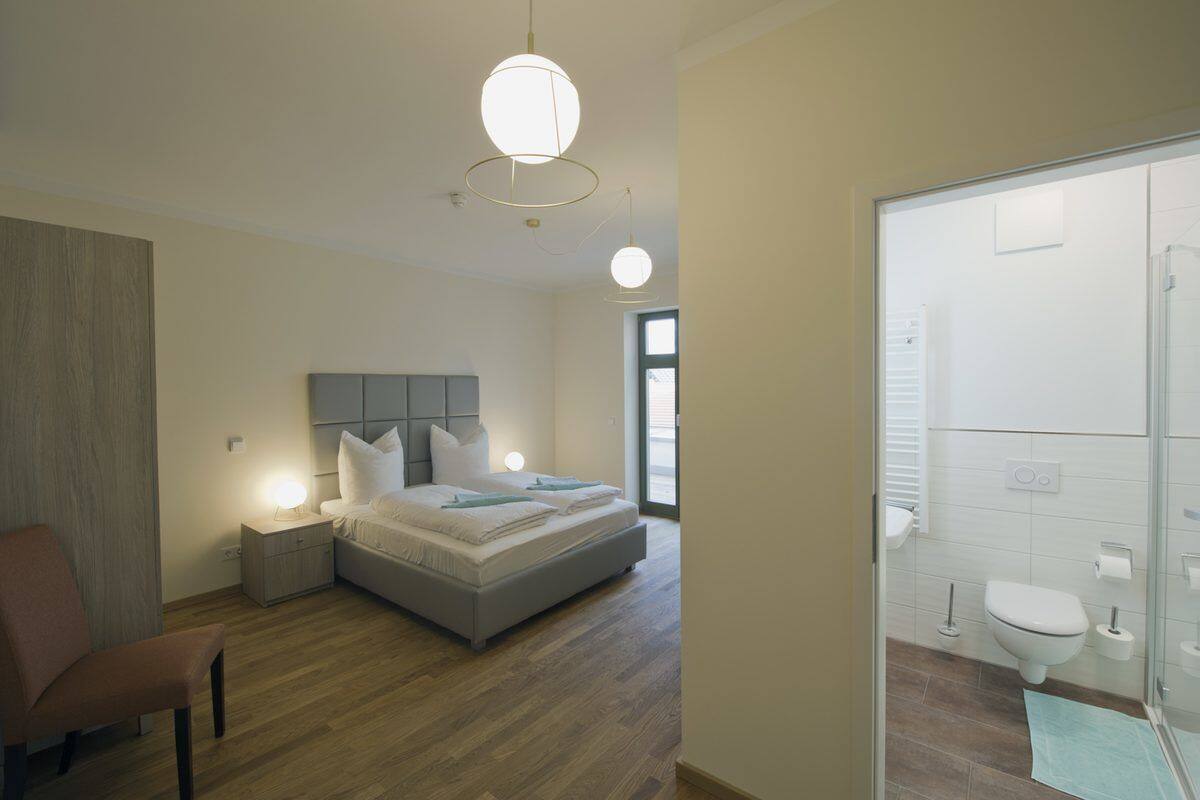 Quartos à prova de som, berços grátis, Wi-Fi de cortesia, roupa de cama