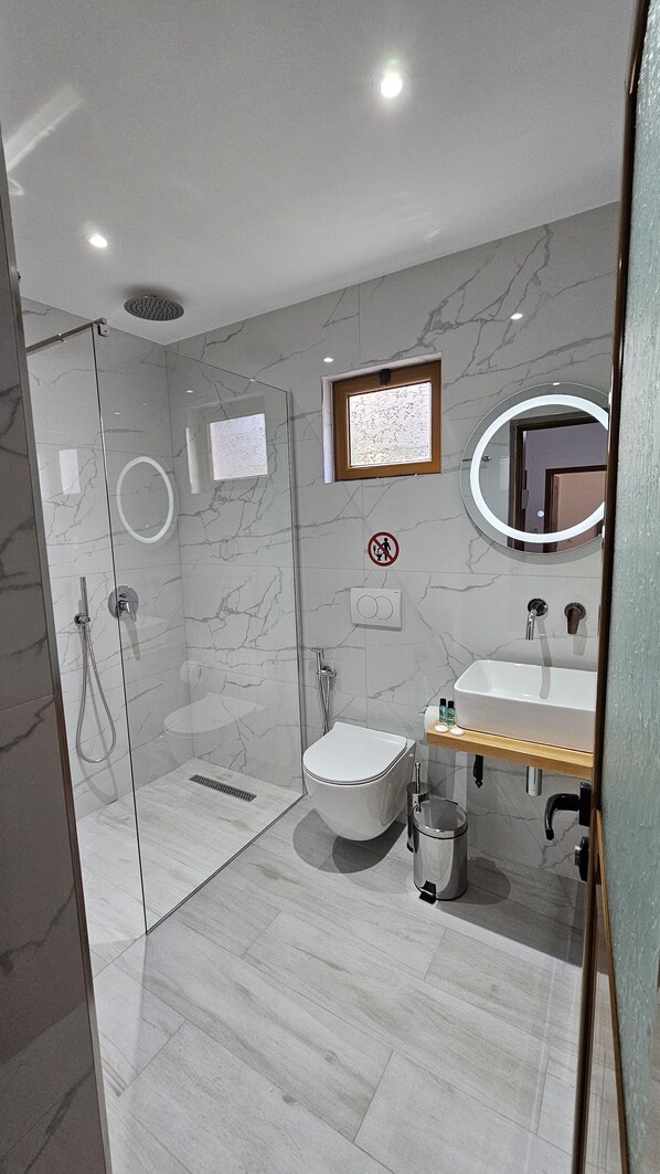 Apartamento, sacada | Banheiro | Chuveiro 