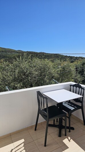 Quarto triplo, vista para a montanha | Sacada