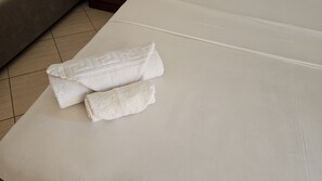 Quarto triplo, vista para a montanha | Escrivaninha, ferros/tábuas de passar roupa, Wi-Fi de cortesia