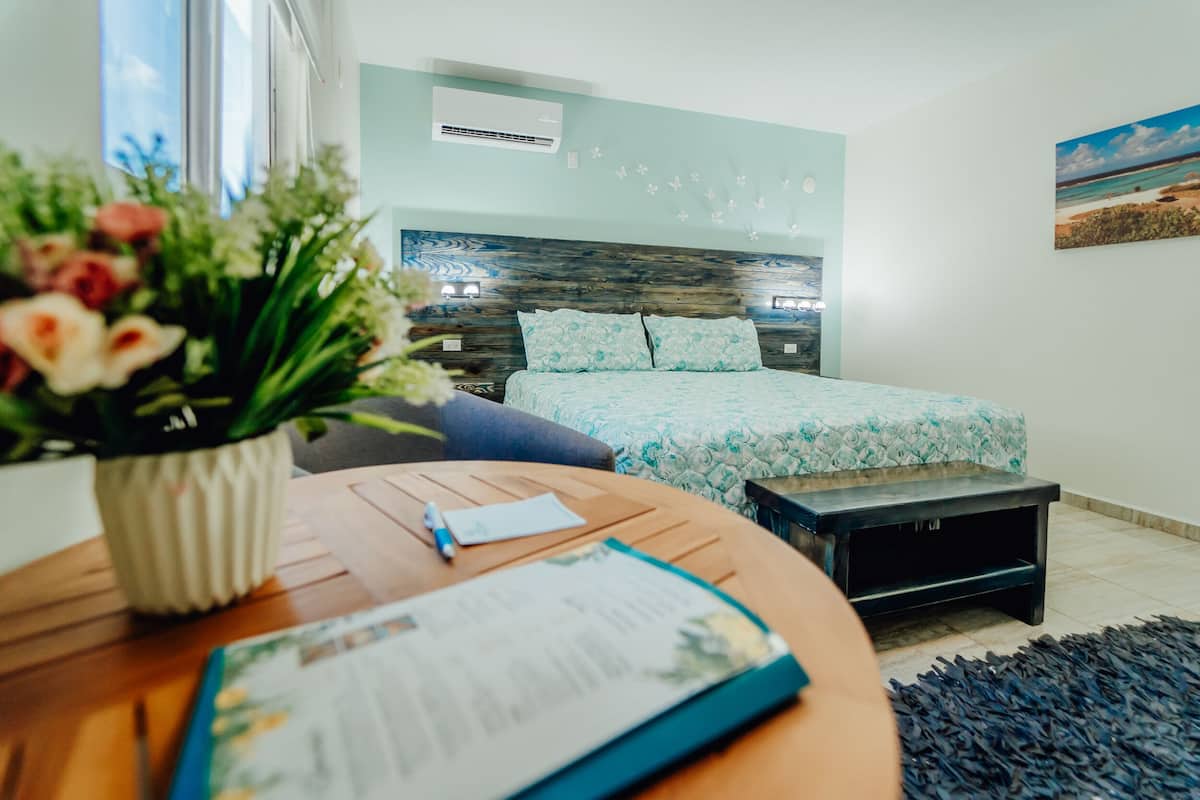 Suíte luxo, 1 cama King | 1 quarto, edredons de pluma, cofres nos quartos, cortinas blackout