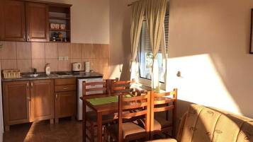 Apartamento família, sacada, vista para o mar | 1 quarto, individualmente decorados, escrivaninha