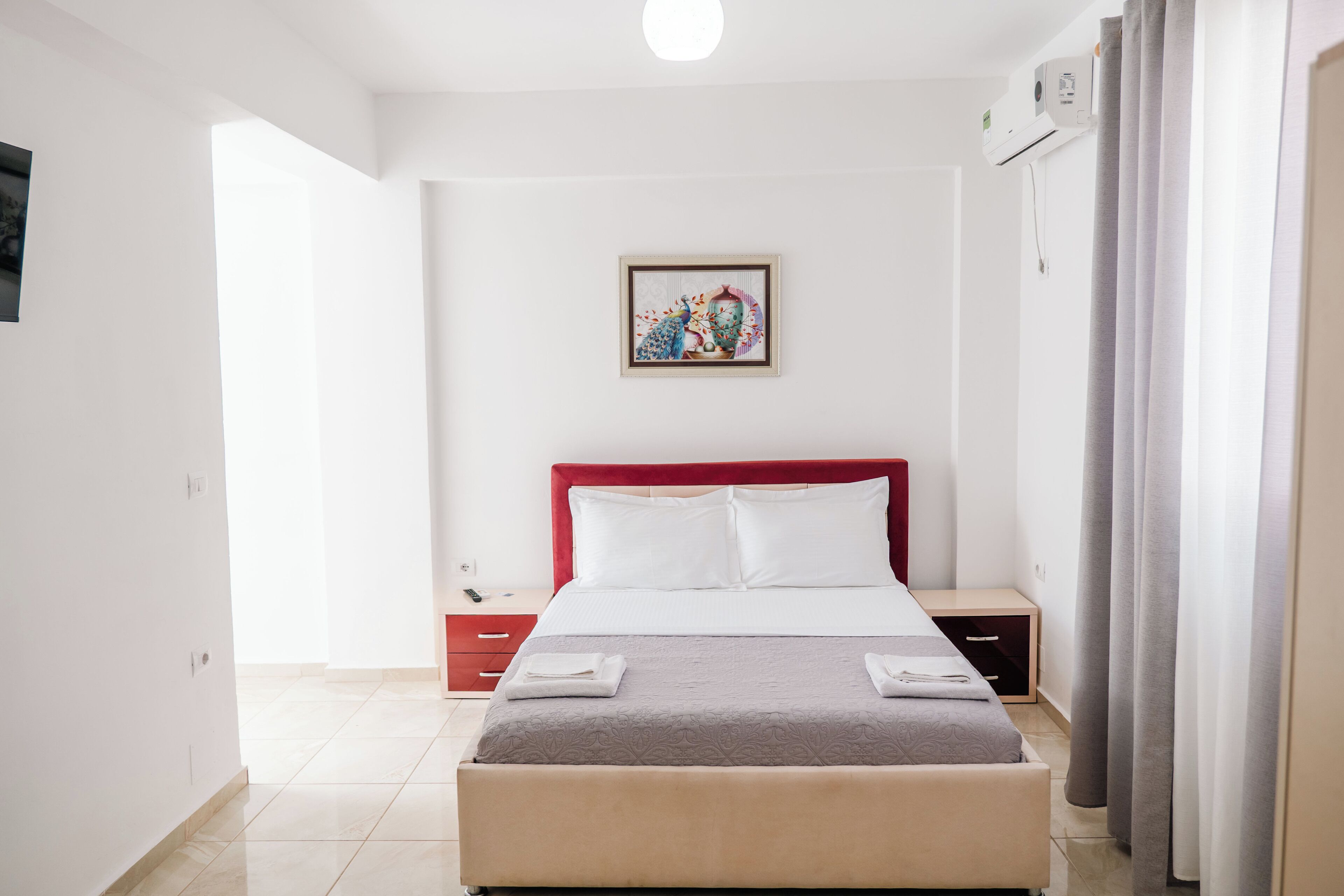 Quarto casal, sacada (2 Persons) | Escrivaninha, ferros/tábuas de passar roupa, Wi-Fi de cortesia
