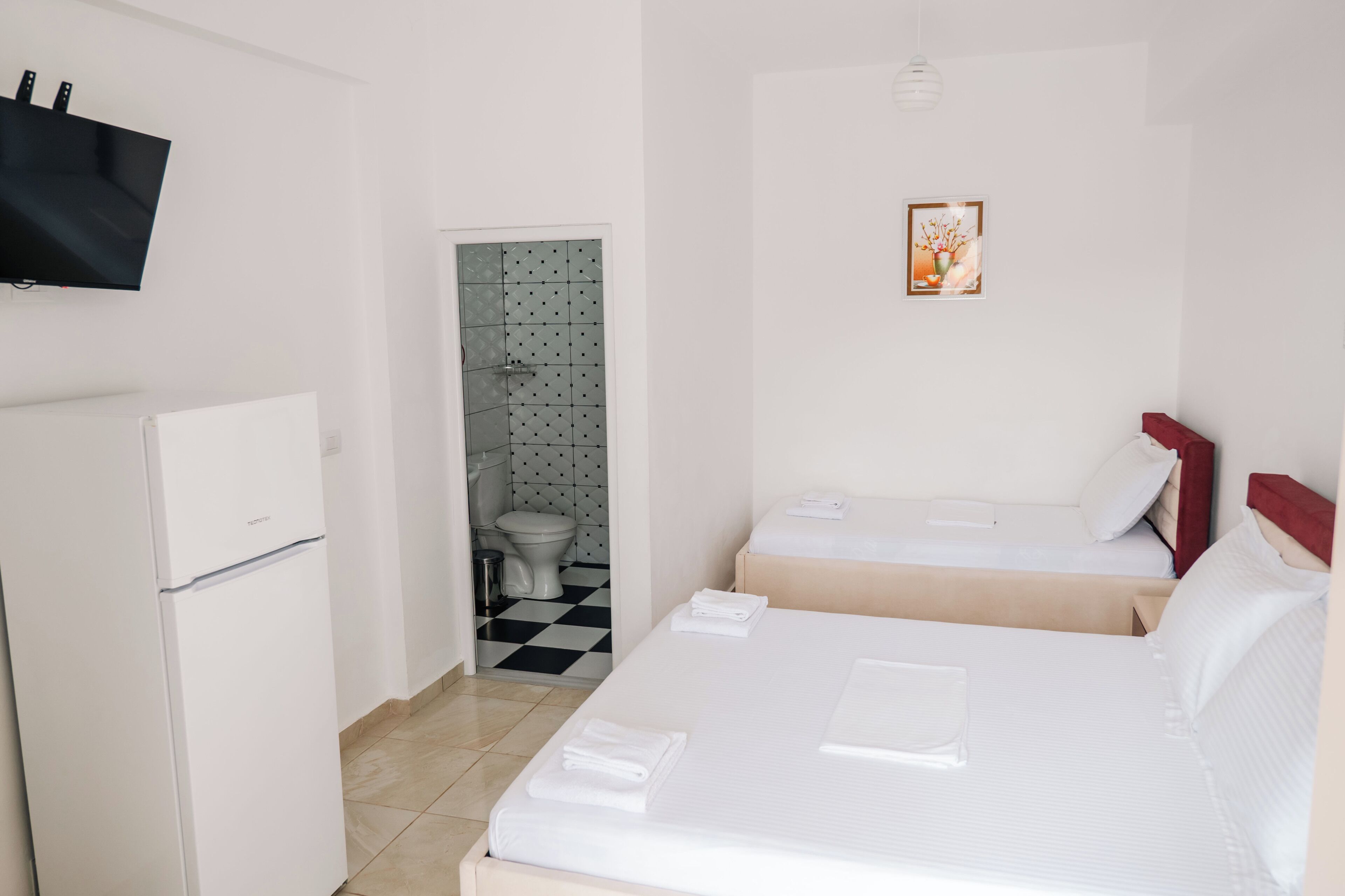 Quarto triplo, sacada, vista para a piscina (3 Persons) | Escrivaninha, ferros/tábuas de passar roupa, Wi-Fi de cortesia