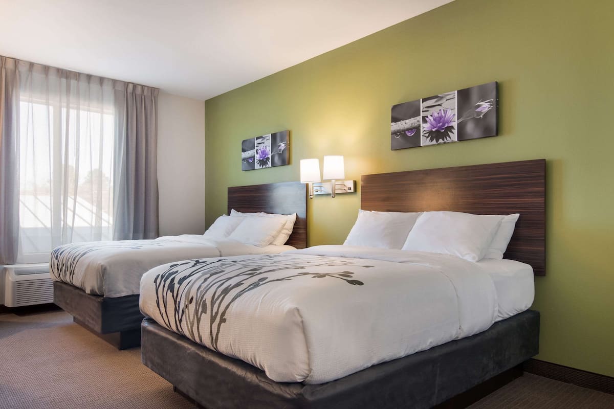 Quarto standard, 2 camas Queen, para não fumantes | 1 quarto, ferros/tábuas de passar roupa, Wi-Fi de cortesia