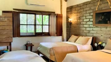 Quarto Triplo Deluxe, várias camas, vista para o jardim | Secretária, roupa de cama fornecida