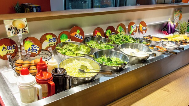 Um buffet com diversos pratos e acompanhamentos.