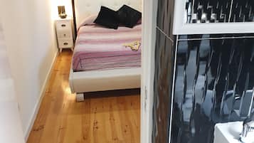 Quarto Duplo Standard | Com decoração personalizada, secretária, ferro/tábua de engomar