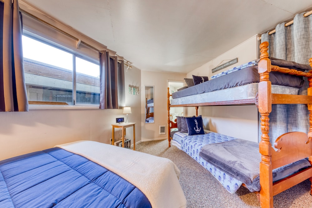 Dog-friendly Oceanfront House With Sweeping Ocean Views & Wood-burning Fireplace - Rockaway Beach, OR