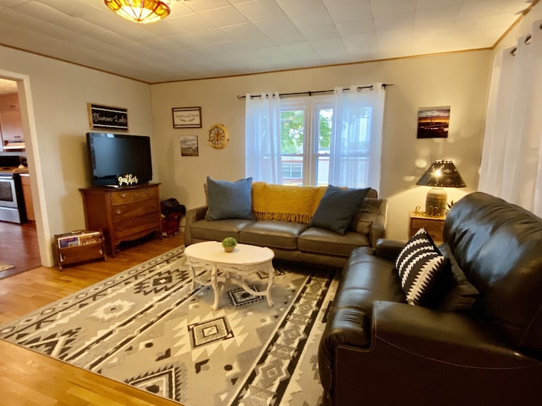 Adorable Home Within Walking Distance Of The Drake Harbor And Main Street! - Truman Reservoir, MO