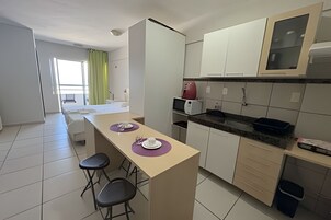 Apartamento | Cozinha privada | Forno com torradeira, freezer