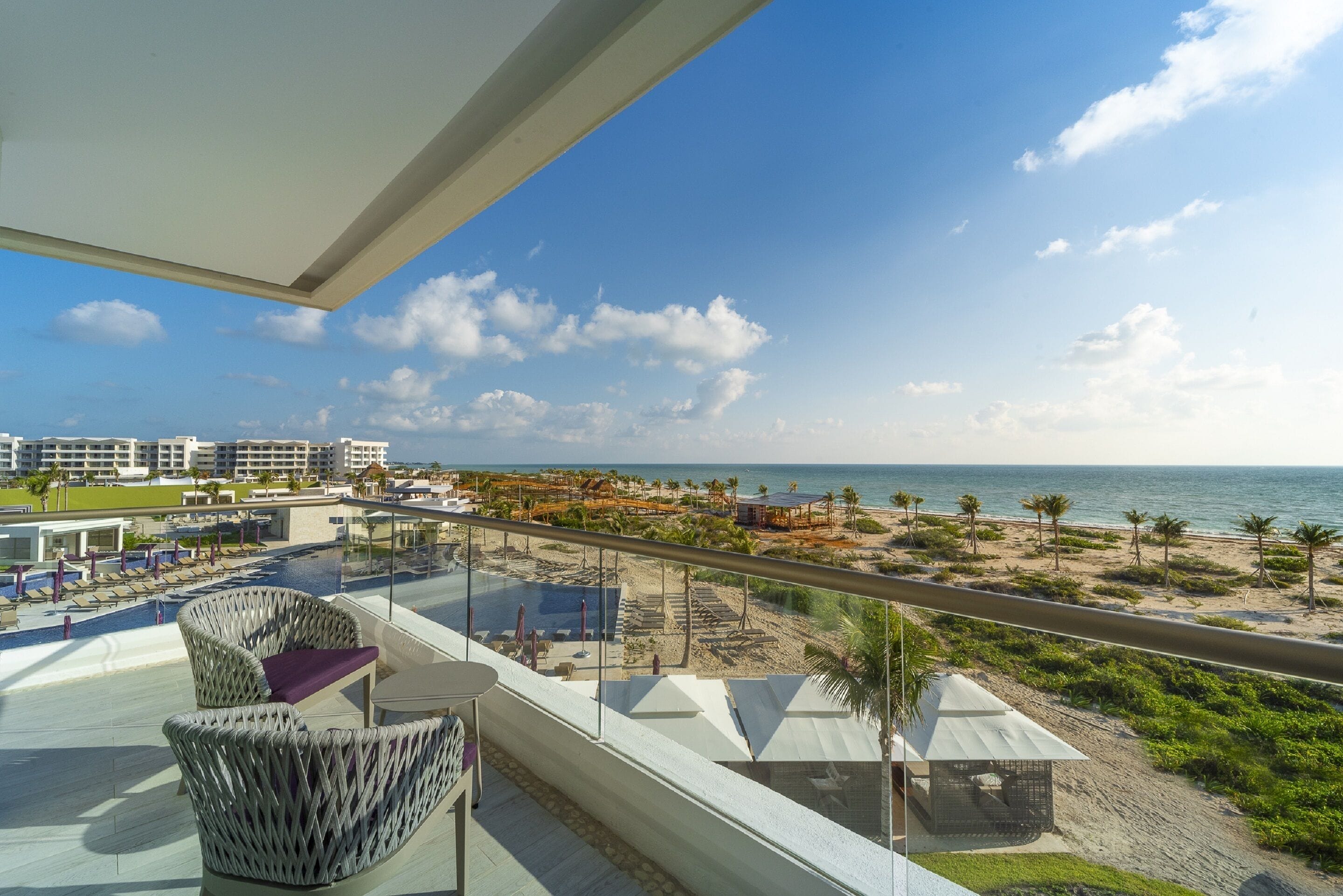 Uma varanda com vista para a praia e o oceano.