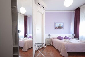 Quarto casal superior, suíte, vista para a cidade | 1 quarto