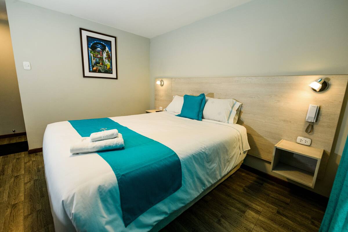 Quarto casal superior | Cofres nos quartos, cortinas blackout, Wi-Fi de cortesia, roupa de cama