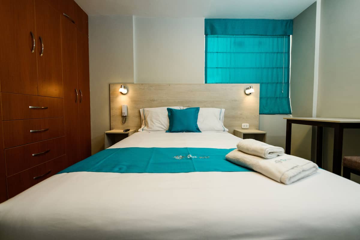 Quarto superior | Cofres nos quartos, cortinas blackout, Wi-Fi de cortesia, roupa de cama