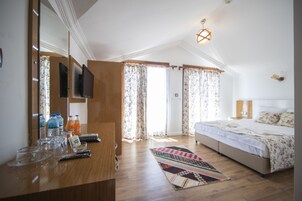 Quarto standard, 1 cama Queen, sacada | Roupas de cama premium, edredons de pluma, frigobar, cofres nos quartos