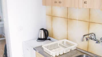 Quarto Twin Comfort | Kitchenette privada | Um frigorífico