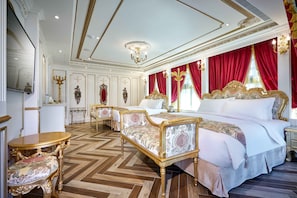 Quarto Quádruplo Royal, 1 quarto, não fumadores, vista para a montanha | Terraço/pátio interior