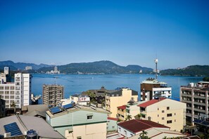 Quarto Quádruplo Royal, 1 quarto, não fumadores, vista parcial para o lago | Vista do quarto