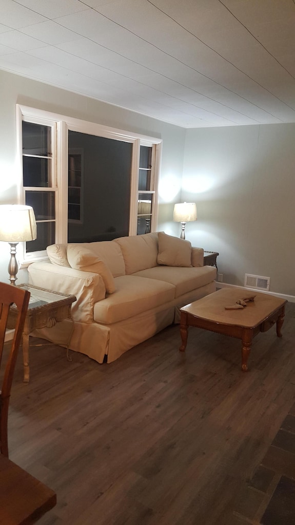 Beautiful, Private, Lakeshore Home- Perfect For Large Families! - Ludington, MI