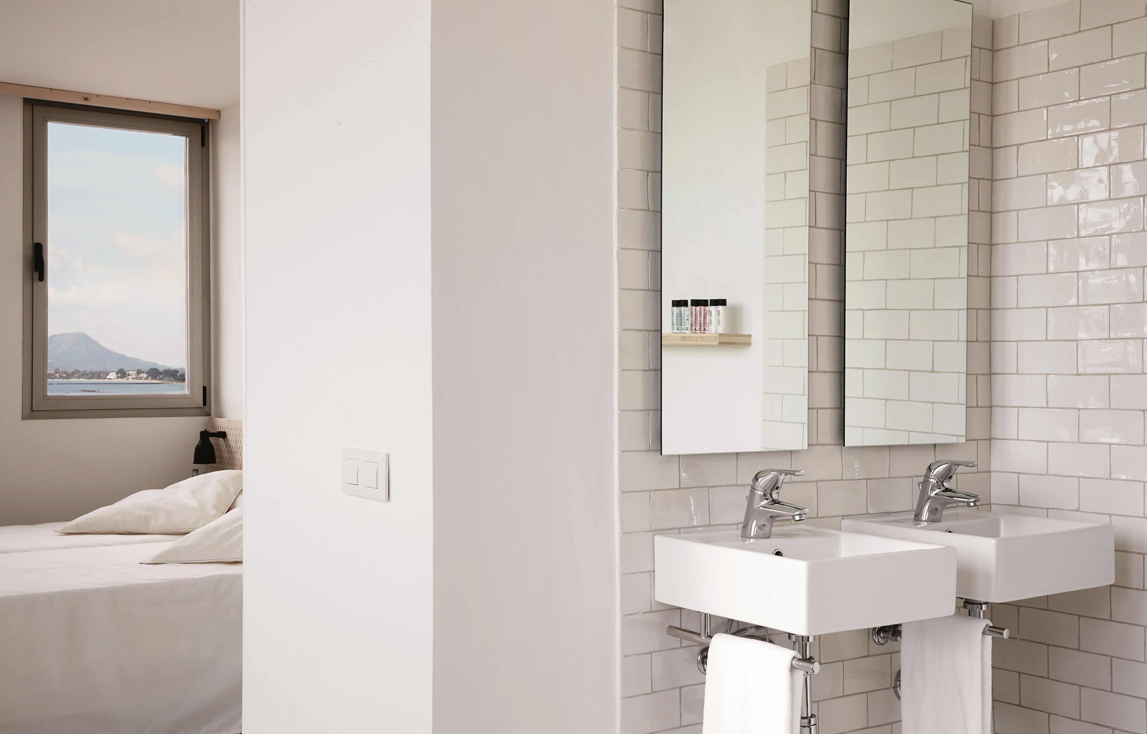 Quarto Duplo Deluxe, vista para o mar | Casa de banho | Artigos de higiene pessoal grátis, um secador de cabelo 
