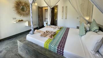 Quarto casal standard | Cofres nos quartos, individualmente decorados