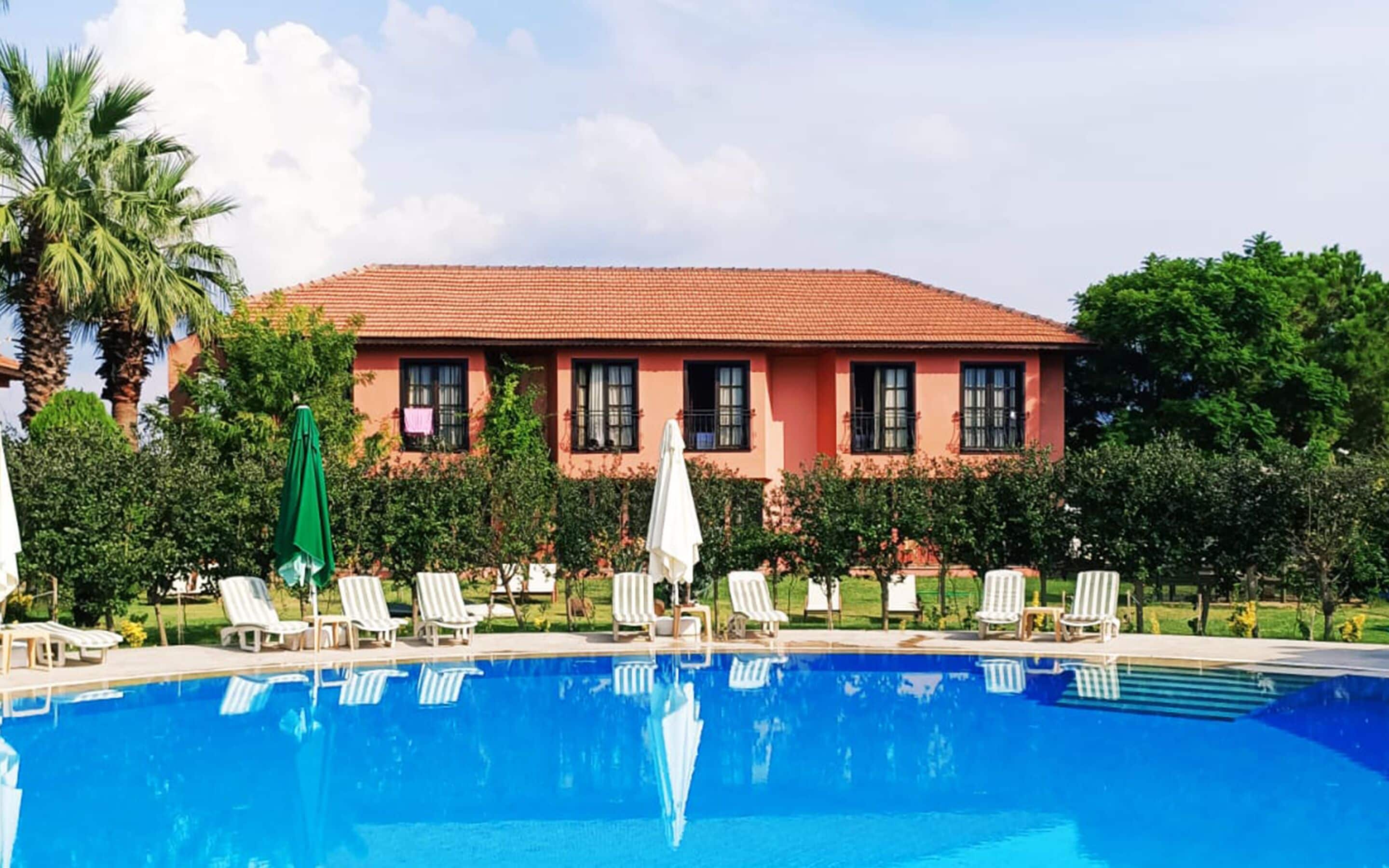 Piscina exterior sazonal, guarda-sóis, espreguiçadeiras 