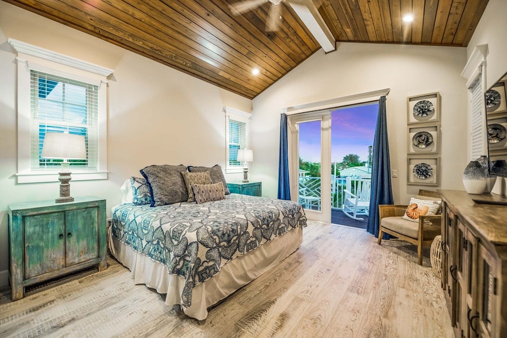 Stunning Family Home With Pool, Games, Steps From Lido Beach - Beach Views - Sarasota, FL